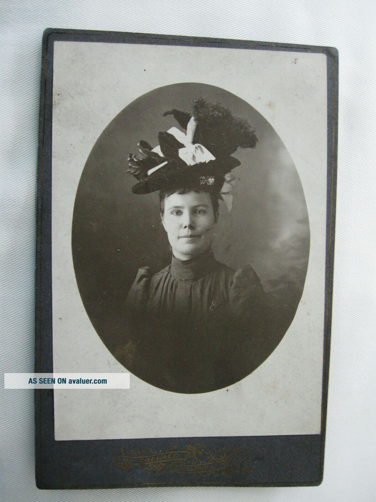 CABINET PHOTO PORTRAIT OF A LOVELY FASHIONABLE YOUNG WOMAN WEARING A ...
