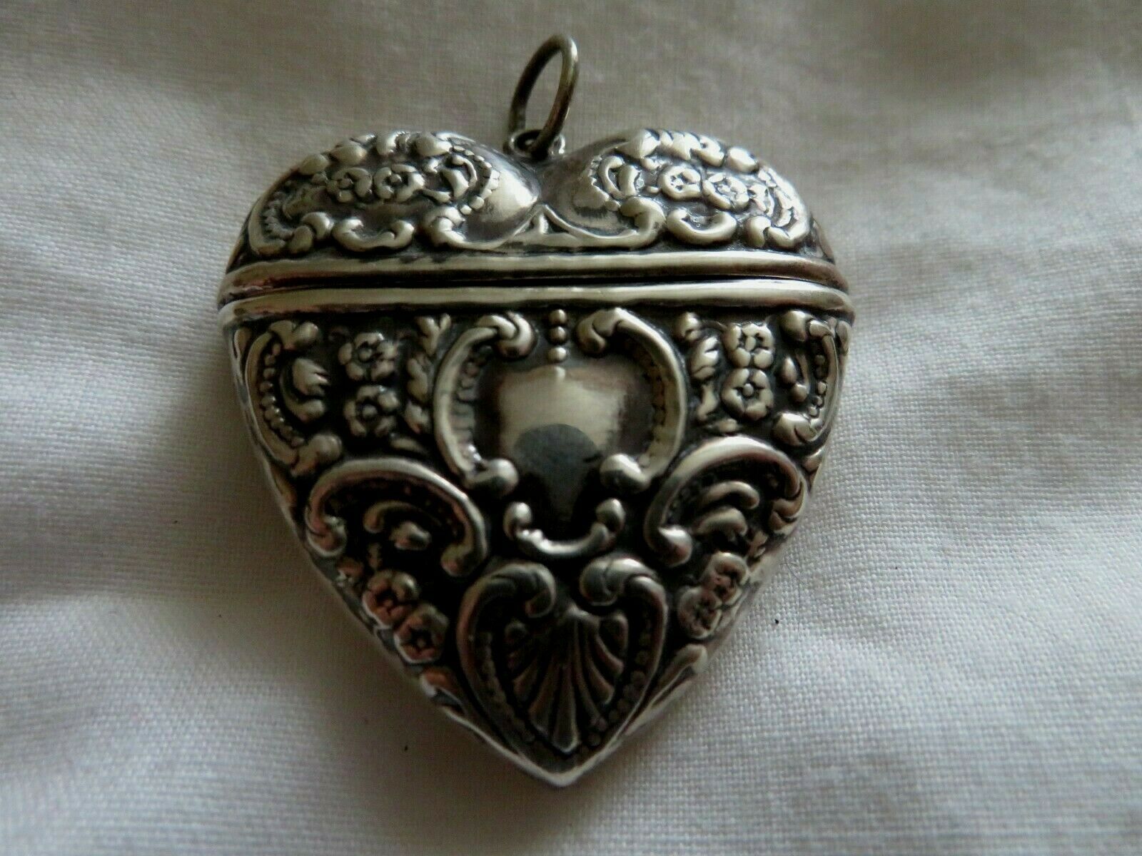 SOLID STERLING SILVER HALLMARKED NOVELTY HEART VESTA CASE / PILL BOX ...